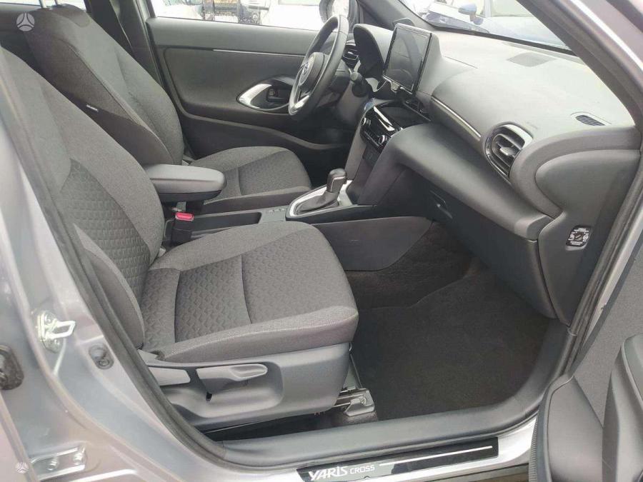 Grey Toyota Yaris Cross 2022 in Panevezys, with an engine capacity of 1.49 L and mileage of 10 thousand km for 19300 €, photo 14 on AUTOMOTO.COM.LV