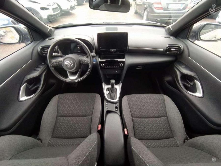 Grey Toyota Yaris Cross 2022 in Panevezys, with an engine capacity of 1.49 L and mileage of 10 thousand km for 19300 €, photo 17 on AUTOMOTO.COM.LV
