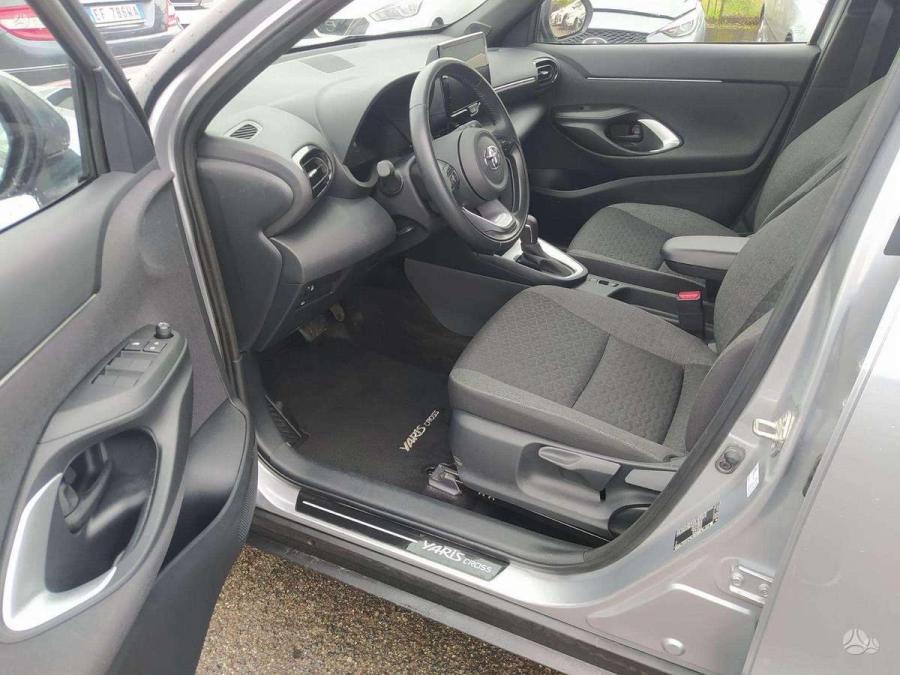 Grey Toyota Yaris Cross 2022 in Panevezys, with an engine capacity of 1.49 L and mileage of 10 thousand km for 19300 €, photo 20 on AUTOMOTO.COM.LV