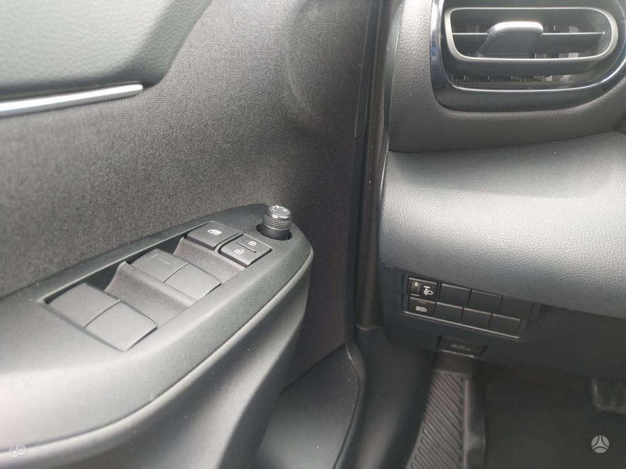 Grey Toyota Yaris Cross 2022 in Panevezys, with an engine capacity of 1.49 L and mileage of 10 thousand km for 19300 €, photo 27 on AUTOMOTO.COM.LV