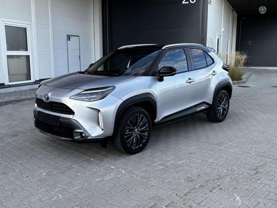 Серый Тойота Yaris Cross 2022 в Вильнюс, объемом двигателя 1.49 л и пробегом 61 тыс. км за 23800 €, фото 1 на AUTOMOTO.COM.LV