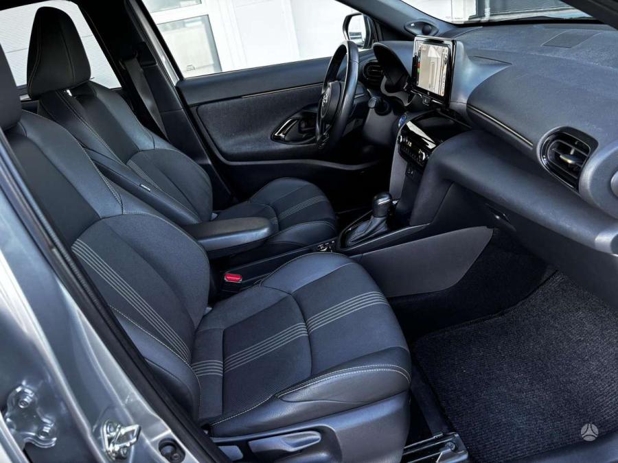 Серый Тойота Yaris Cross 2022 в Вильнюс, объемом двигателя 1.49 л и пробегом 61 тыс. км за 23800 €, фото 11 на AUTOMOTO.COM.LV
