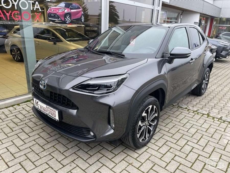 Grey Toyota Yaris Cross 2023 in Kaunas, with an engine capacity of 1.50 L and mileage of 42 thousand km for 25312 €, photo 1 on AUTOMOTO.COM.LV