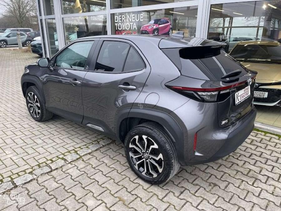 Grey Toyota Yaris Cross 2023 in Kaunas, with an engine capacity of 1.50 L and mileage of 42 thousand km for 25312 €, photo 3 on AUTOMOTO.COM.LV