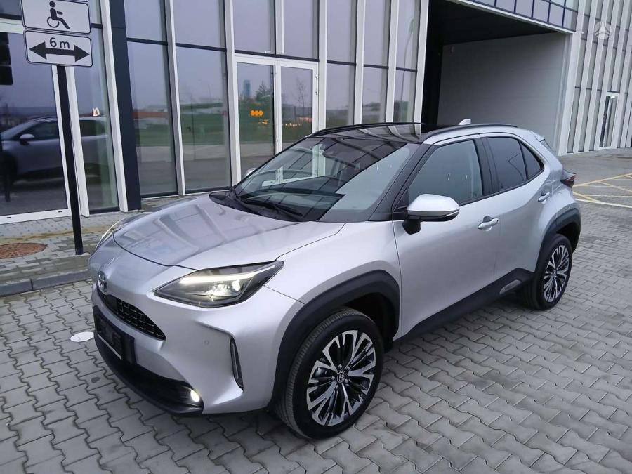 Grey Toyota Yaris Cross 2023 in Vilnius, with an engine capacity of 1.50 L and mileage of 8 thousand km for 22999 €, photo 3 on AUTOMOTO.COM.LV