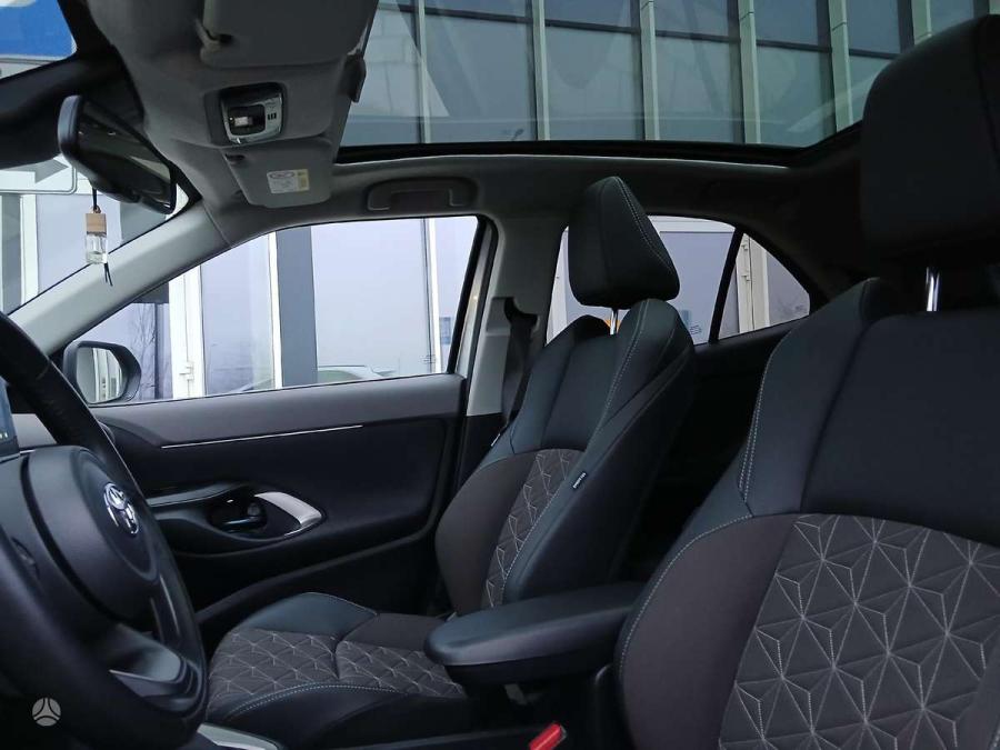 Grey Toyota Yaris Cross 2023 in Vilnius, with an engine capacity of 1.50 L and mileage of 8 thousand km for 22999 €, photo 24 on AUTOMOTO.COM.LV