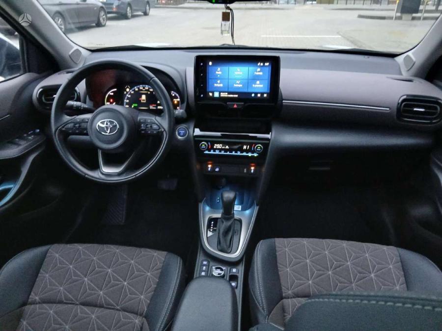 Grey Toyota Yaris Cross 2023 in Vilnius, with an engine capacity of 1.50 L and mileage of 8 thousand km for 22999 €, photo 25 on AUTOMOTO.COM.LV