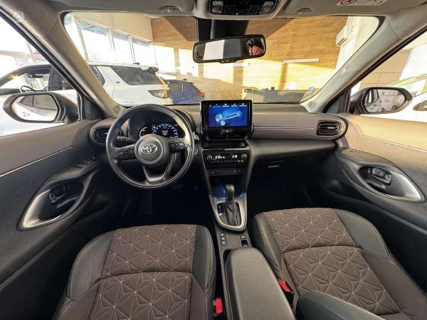 Pelēks Toyota Yaris Cross 2023 Panevēža, ar dzinēja tilpumu 1.50 L un nobraukumu 72 tūkst. km par 22700 €, foto 10 vietnē AUTOMOTO.COM.LV
