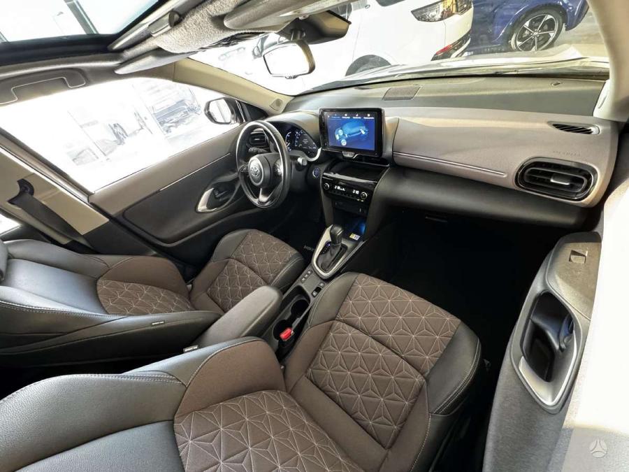 Grey Toyota Yaris Cross 2023 in Panevezys, with an engine capacity of 1.50 L and mileage of 72 thousand km for 22700 €, photo 12 on AUTOMOTO.COM.LV