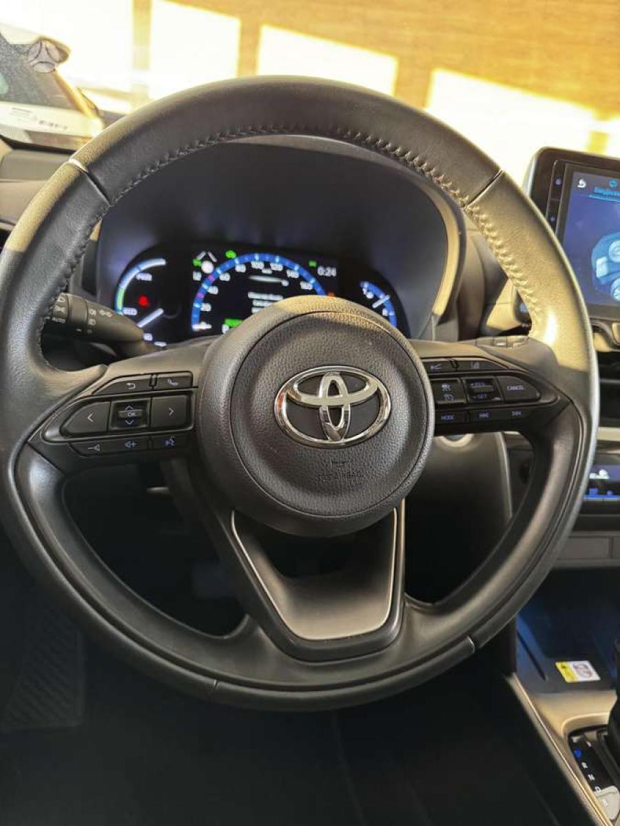 Grey Toyota Yaris Cross 2023 in Panevezys, with an engine capacity of 1.50 L and mileage of 72 thousand km for 22700 €, photo 14 on AUTOMOTO.COM.LV
