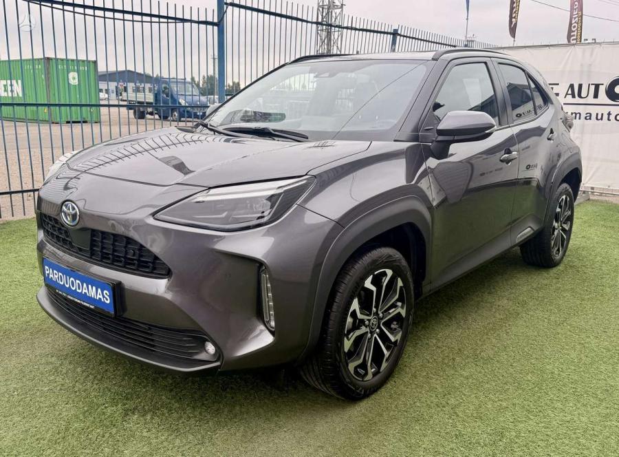 Pelēks Toyota Yaris Cross 2023 Panevēža, ar dzinēja tilpumu 1.49 L un nobraukumu 28 tūkst. km par 18700 €, foto 1 vietnē AUTOMOTO.COM.LV