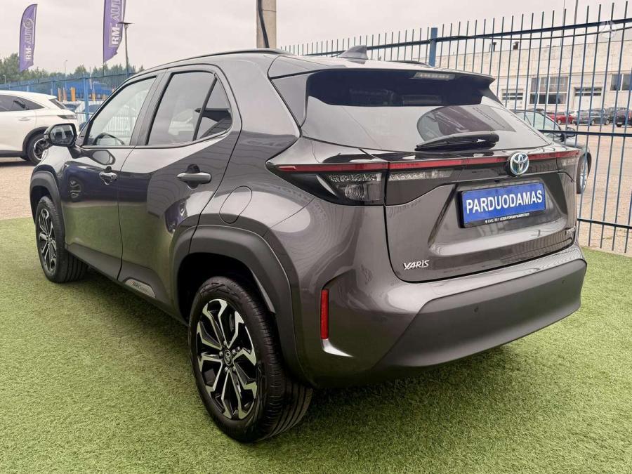 Pelēks Toyota Yaris Cross 2023 Panevēža, ar dzinēja tilpumu 1.49 L un nobraukumu 28 tūkst. km par 18700 €, foto 10 vietnē AUTOMOTO.COM.LV