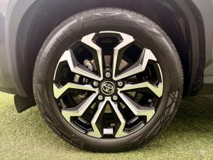 Pelēks Toyota Yaris Cross 2023 Panevēža, ar dzinēja tilpumu 1.49 L un nobraukumu 28 tūkst. km par 18700 €, foto 12 vietnē AUTOMOTO.COM.LV