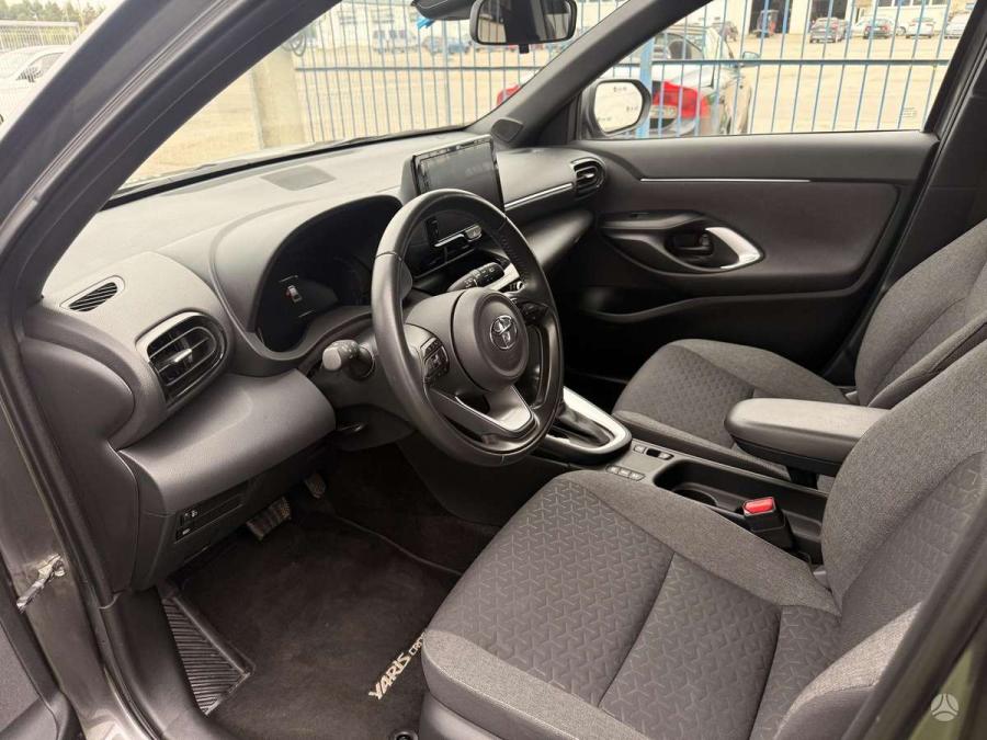 Pelēks Toyota Yaris Cross 2023 Panevēža, ar dzinēja tilpumu 1.49 L un nobraukumu 28 tūkst. km par 18700 €, foto 14 vietnē AUTOMOTO.COM.LV