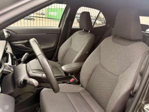 Pelēks Toyota Yaris Cross 2023 Panevēža, ar dzinēja tilpumu 1.49 L un nobraukumu 28 tūkst. km par 18700 €, foto 15 vietnē AUTOMOTO.COM.LV
