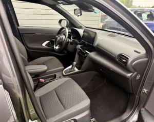 Pelēks Toyota Yaris Cross 2023 Panevēža, ar dzinēja tilpumu 1.49 L un nobraukumu 28 tūkst. km par 18700 €, foto 23 vietnē AUTOMOTO.COM.LV