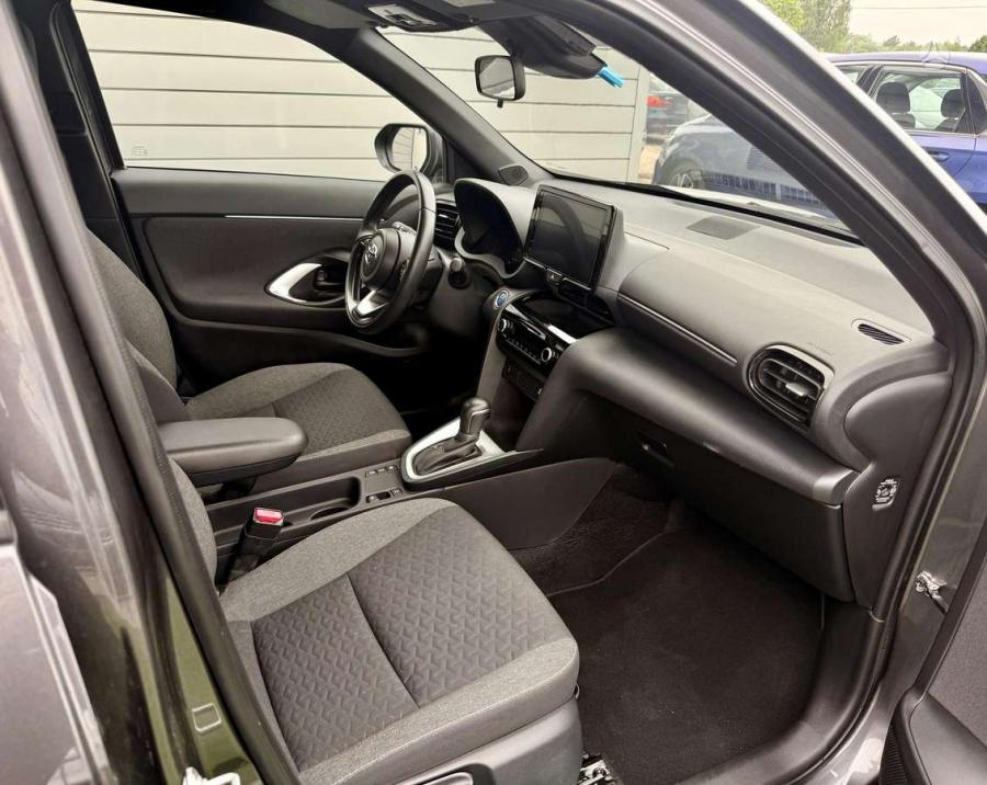 Pelēks Toyota Yaris Cross 2023 Panevēža, ar dzinēja tilpumu 1.49 L un nobraukumu 28 tūkst. km par 18700 €, foto 23 vietnē AUTOMOTO.COM.LV