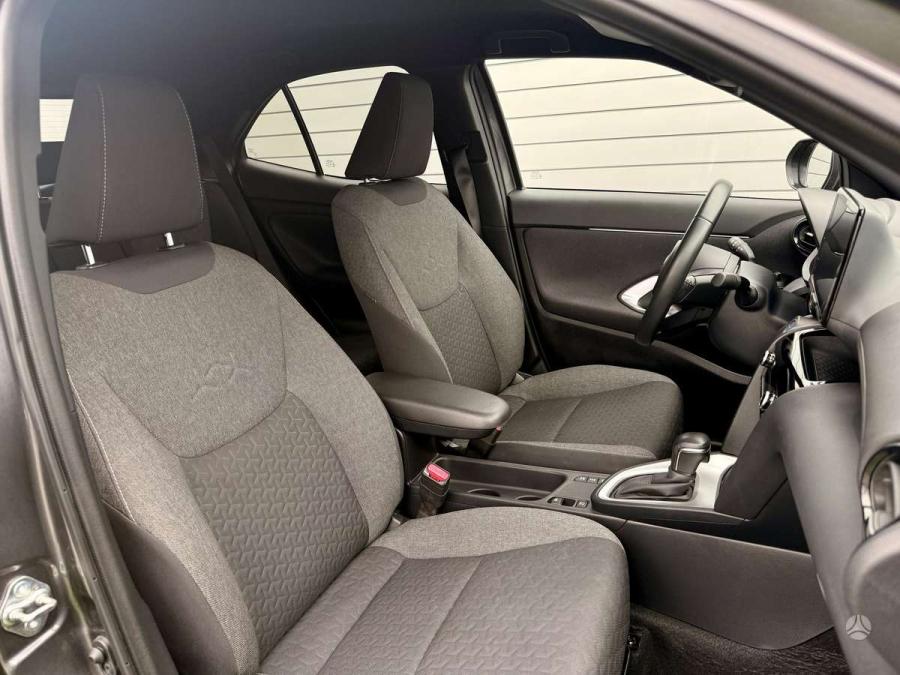 Pelēks Toyota Yaris Cross 2023 Panevēža, ar dzinēja tilpumu 1.49 L un nobraukumu 28 tūkst. km par 18700 €, foto 24 vietnē AUTOMOTO.COM.LV