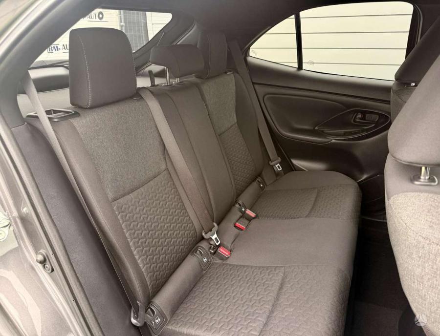 Pelēks Toyota Yaris Cross 2023 Panevēža, ar dzinēja tilpumu 1.49 L un nobraukumu 28 tūkst. km par 18700 €, foto 25 vietnē AUTOMOTO.COM.LV