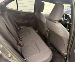 Pelēks Toyota Yaris Cross 2023 Panevēža, ar dzinēja tilpumu 1.49 L un nobraukumu 28 tūkst. km par 18700 €, foto 26 vietnē AUTOMOTO.COM.LV
