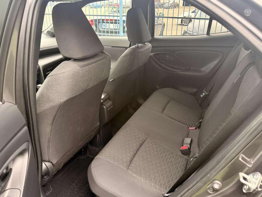 Pelēks Toyota Yaris Cross 2023 Panevēža, ar dzinēja tilpumu 1.49 L un nobraukumu 28 tūkst. km par 18700 €, foto 28 vietnē AUTOMOTO.COM.LV