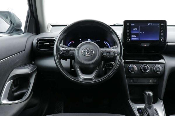 Grey Toyota Yaris Cross 2023 in Vilnius, with an engine capacity of 1.49 L and mileage of 164 thousand km for 15900 €, photo 7 on AUTOMOTO.COM.LV