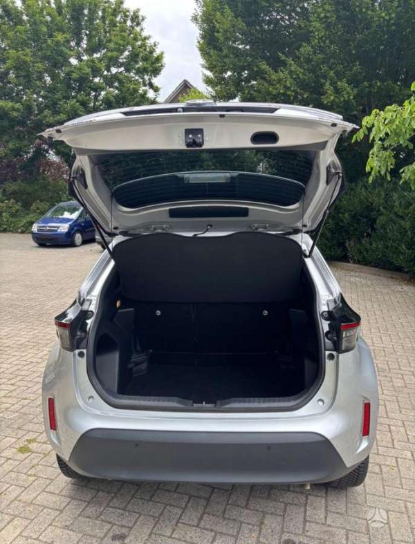 Pelēks Toyota Yaris Cross 2023 Viļņa, ar dzinēja tilpumu 1.50 L un nobraukumu 140 tūkst. km par 17900 €, foto 7 vietnē AUTOMOTO.COM.LV