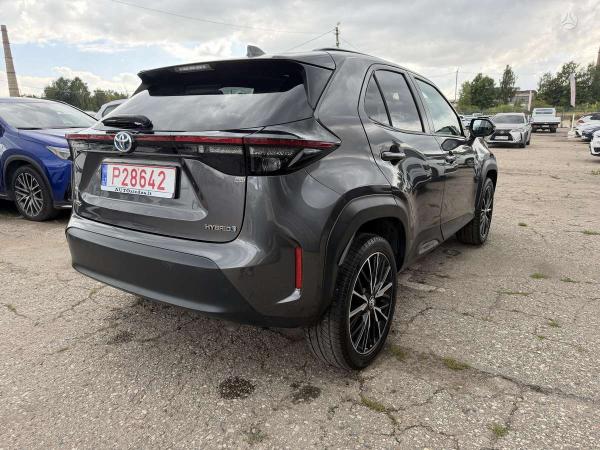 Серый Тойота Yaris Cross 2023 в Паневежис, объемом двигателя 1.50 л и пробегом 77 тыс. км за 19900 €, фото 3 на AUTOMOTO.COM.LV
