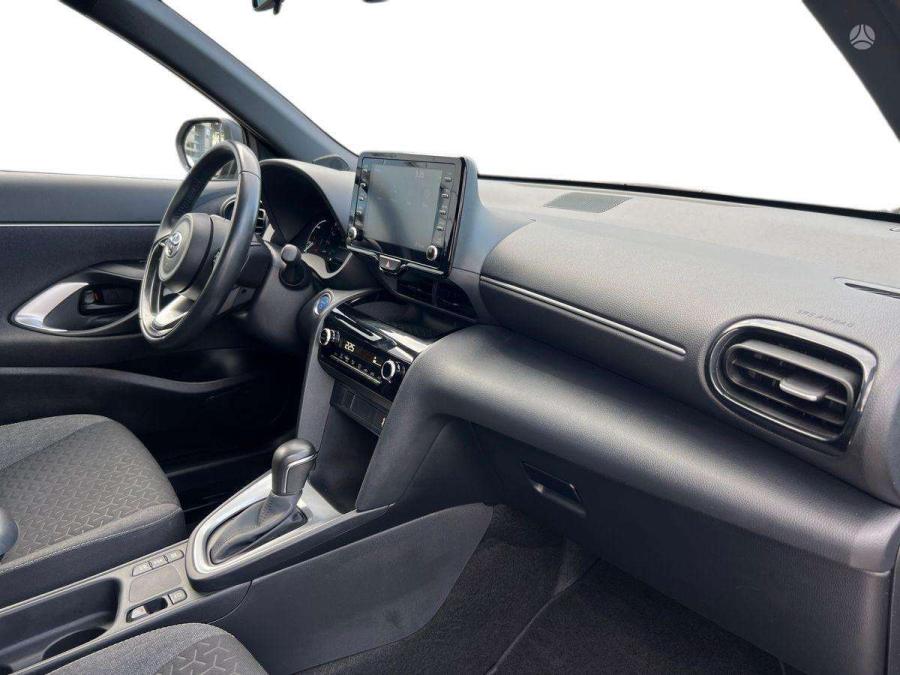Серый Тойота Yaris Cross 2023 в Клайпеда, объемом двигателя 1.49 л и пробегом 44 тыс. км за 22000 €, фото 7 на AUTOMOTO.COM.LV