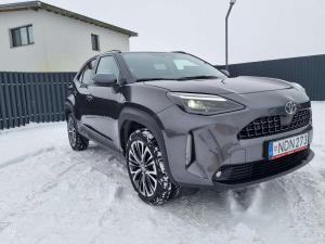 Pelēks Toyota Yaris Cross 2024 Alīta, ar dzinēja tilpumu 1.49 L un nobraukumu 19 tūkst. km par 17500 €, foto  vietnē AUTOMOTO.COM.LV