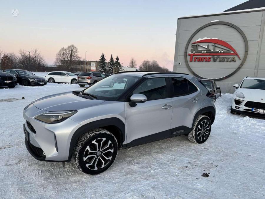 Pelēks Toyota Yaris Cross 2024 Telšiai, ar dzinēja tilpumu 1.49 L un nobraukumu 8 tūkst. km par 22500 €, foto 2 vietnē AUTOMOTO.COM.LV