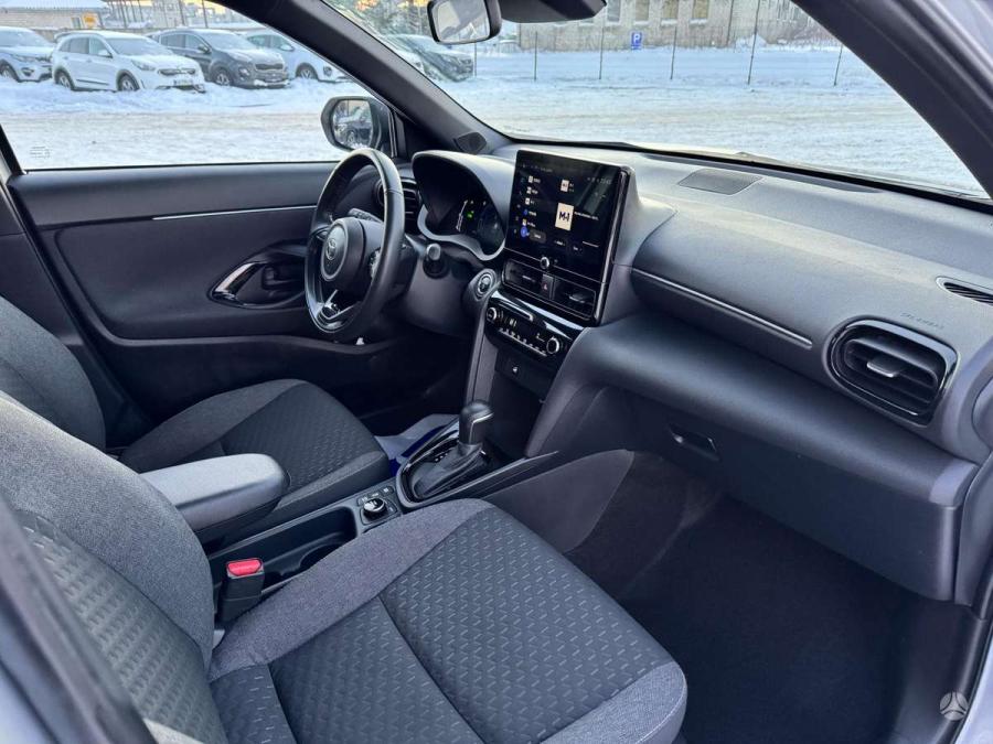 Pelēks Toyota Yaris Cross 2024 Telšiai, ar dzinēja tilpumu 1.49 L un nobraukumu 8 tūkst. km par 22500 €, foto 28 vietnē AUTOMOTO.COM.LV