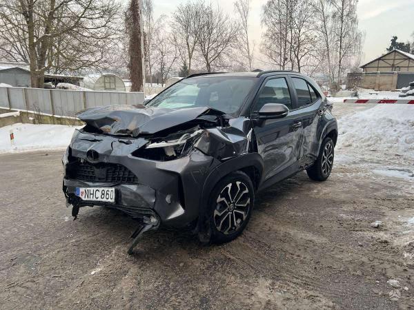 Pelēks Toyota Yaris Cross 2024 Kauņa, ar dzinēja tilpumu 1.49 L un nobraukumu 5 tūkst. km par 8900 €, foto 1 vietnē AUTOMOTO.COM.LV