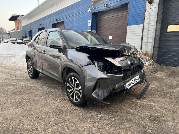 Pelēks Toyota Yaris Cross 2024 Kauņa, ar dzinēja tilpumu 1.49 L un nobraukumu 5 tūkst. km par 8900 €, foto 2 vietnē AUTOMOTO.COM.LV