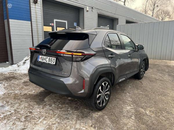 Pelēks Toyota Yaris Cross 2024 Kauņa, ar dzinēja tilpumu 1.49 L un nobraukumu 5 tūkst. km par 8900 €, foto 3 vietnē AUTOMOTO.COM.LV