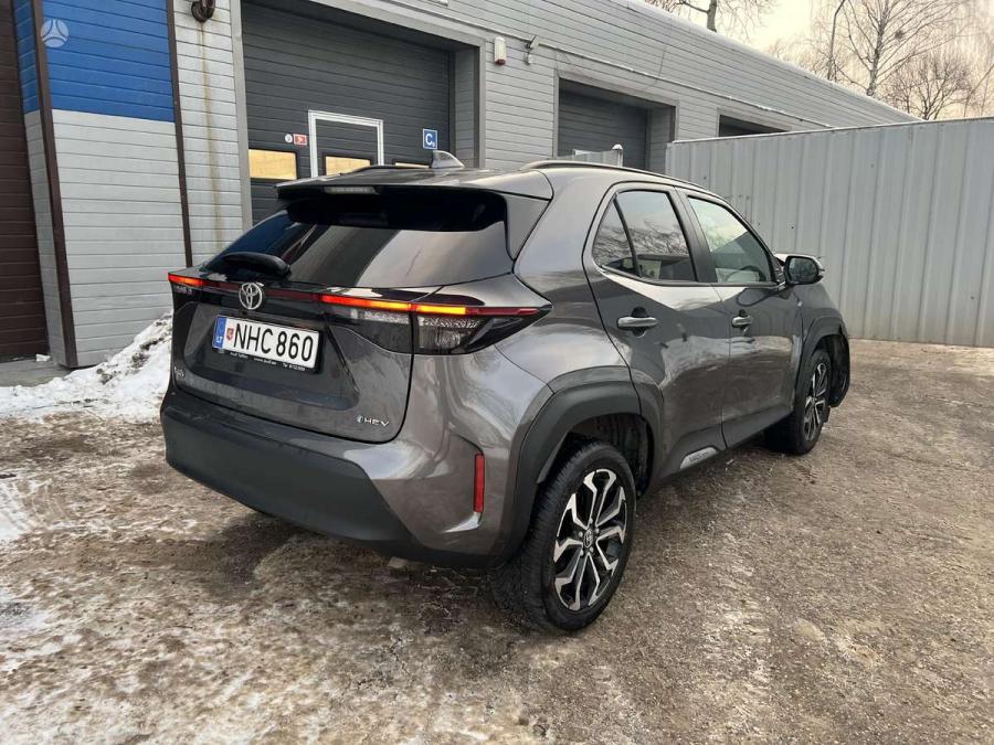 Pelēks Toyota Yaris Cross 2024 Kauņa, ar dzinēja tilpumu 1.49 L un nobraukumu 5 tūkst. km par 8900 €, foto 3 vietnē AUTOMOTO.COM.LV