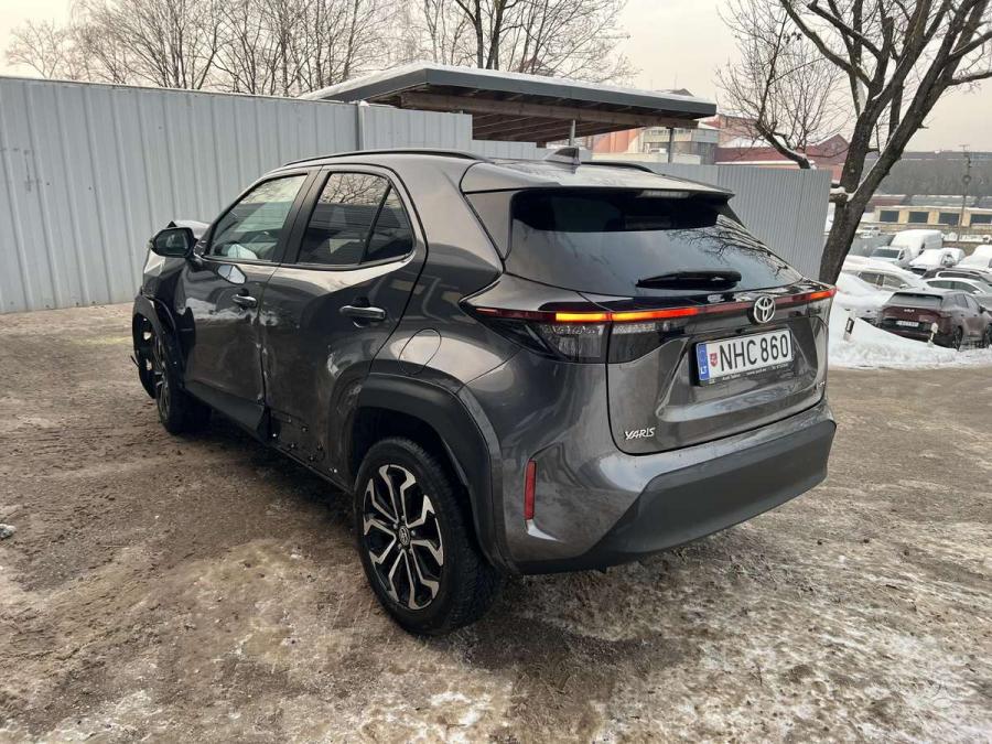 Pelēks Toyota Yaris Cross 2024 Kauņa, ar dzinēja tilpumu 1.49 L un nobraukumu 5 tūkst. km par 8900 €, foto 4 vietnē AUTOMOTO.COM.LV
