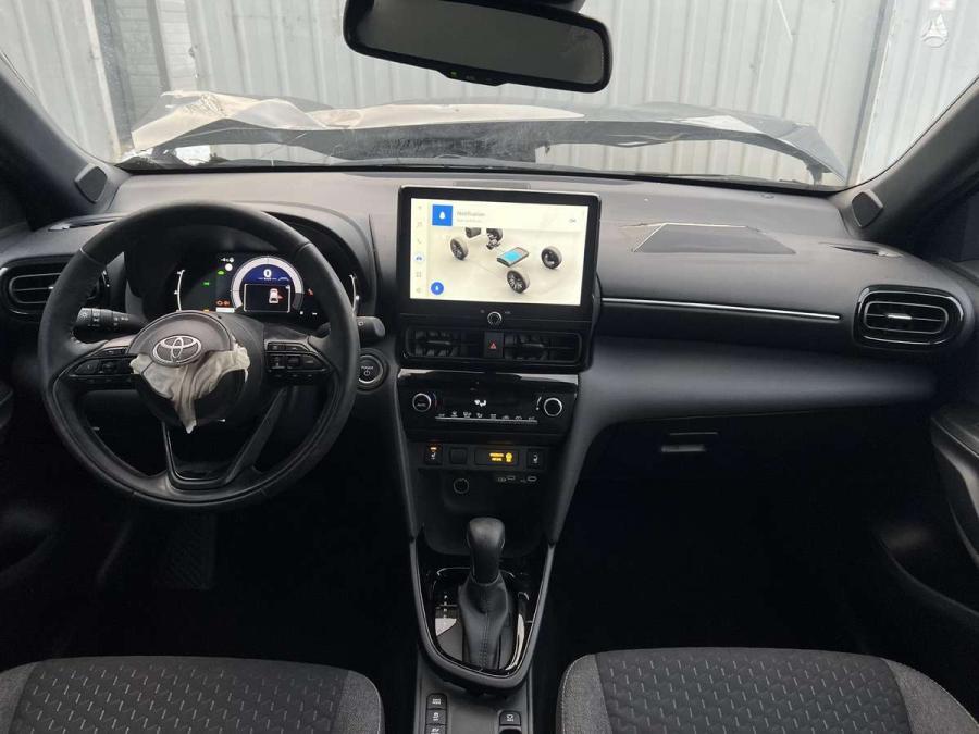 Pelēks Toyota Yaris Cross 2024 Kauņa, ar dzinēja tilpumu 1.49 L un nobraukumu 5 tūkst. km par 8900 €, foto 15 vietnē AUTOMOTO.COM.LV