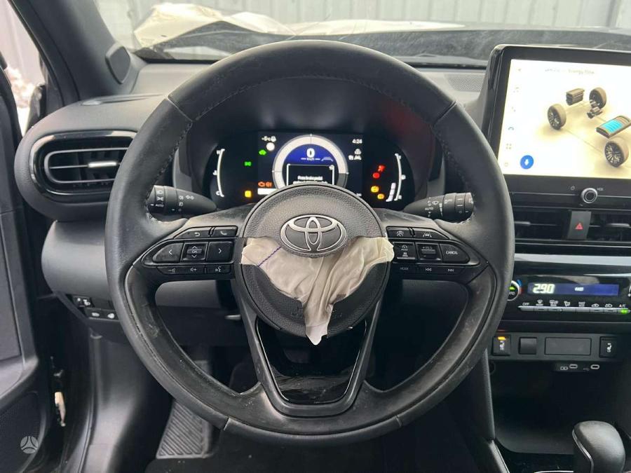 Pelēks Toyota Yaris Cross 2024 Kauņa, ar dzinēja tilpumu 1.49 L un nobraukumu 5 tūkst. km par 8900 €, foto 23 vietnē AUTOMOTO.COM.LV