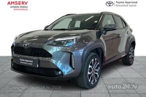 Pelēks Toyota Yaris Cross 2024 Pērnava, ar dzinēja tilpumu 1.50 L un nobraukumu 21 tūkst. km par 24490 €, foto  vietnē AUTOMOTO.COM.LV