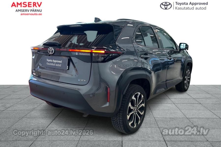Pelēks Toyota Yaris Cross 2024 Pērnava, ar dzinēja tilpumu 1.50 L un nobraukumu 21 tūkst. km par 24490 €, foto 2 vietnē AUTOMOTO.COM.LV