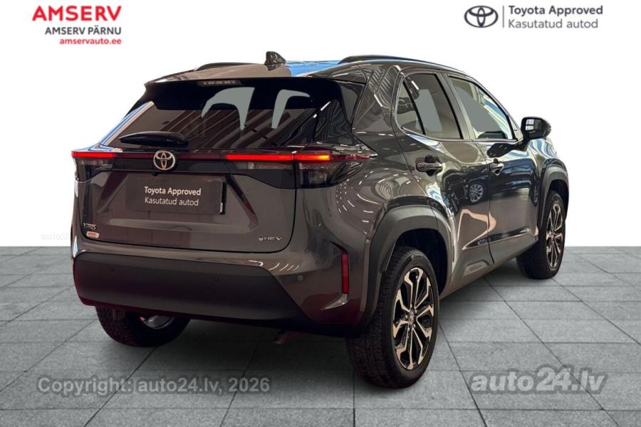 Pelēks Toyota Yaris Cross 2024 Pērnava, ar dzinēja tilpumu 1.50 L un nobraukumu 20 tūkst. km par 24490 €, foto 2 vietnē AUTOMOTO.COM.LV