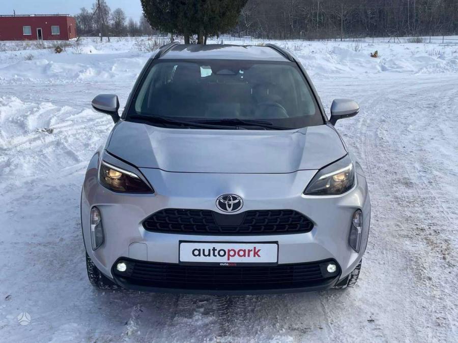 Серый Тойота Yaris Cross 2024 в Укмерге, объемом двигателя 1.49 л и пробегом 38 тыс. км за 22900 €, фото 2 на AUTOMOTO.COM.LV