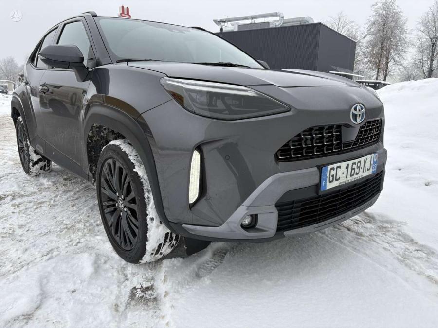 Pelēks Toyota Yaris Cross 2024 Kauņa, ar dzinēja tilpumu 1.50 L un nobraukumu 60 tūkst. km par 23900 €, foto 1 vietnē AUTOMOTO.COM.LV