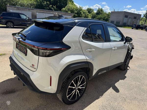 Grey Toyota Yaris Cross 2024 in Gargzdai, with an engine capacity of 1.50 L and mileage of 76 thousand km for 15900 €, photo 2 on AUTOMOTO.COM.LV