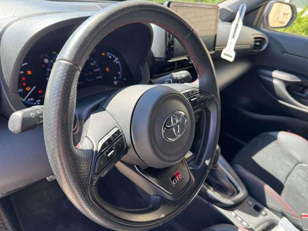 Grey Toyota Yaris Cross 2024 in Gargzdai, with an engine capacity of 1.50 L and mileage of 76 thousand km for 15900 €, photo 5 on AUTOMOTO.COM.LV