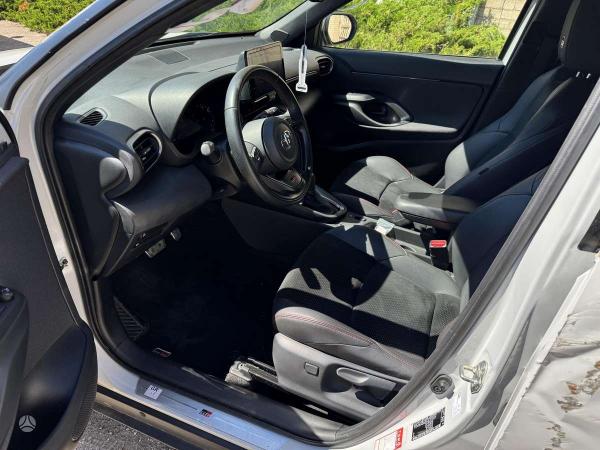 Grey Toyota Yaris Cross 2024 in Gargzdai, with an engine capacity of 1.50 L and mileage of 76 thousand km for 15900 €, photo 6 on AUTOMOTO.COM.LV