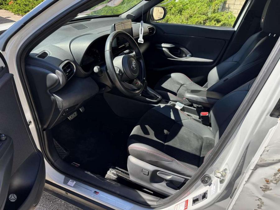 Grey Toyota Yaris Cross 2024 in Gargzdai, with an engine capacity of 1.50 L and mileage of 76 thousand km for 15900 €, photo 7 on AUTOMOTO.COM.LV