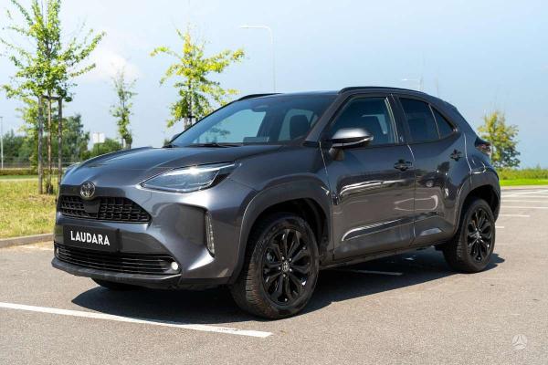 Grey Toyota Yaris Cross 2024 in Vilnius, with an engine capacity of 1.49 L and mileage of 23 thousand km for 22500 €, photo 1 on AUTOMOTO.COM.LV