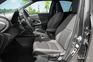 Grey Toyota Yaris Cross 2024 in Vilnius, with an engine capacity of 1.49 L and mileage of 23 thousand km for 22500 €, photo 13 on AUTOMOTO.COM.LV